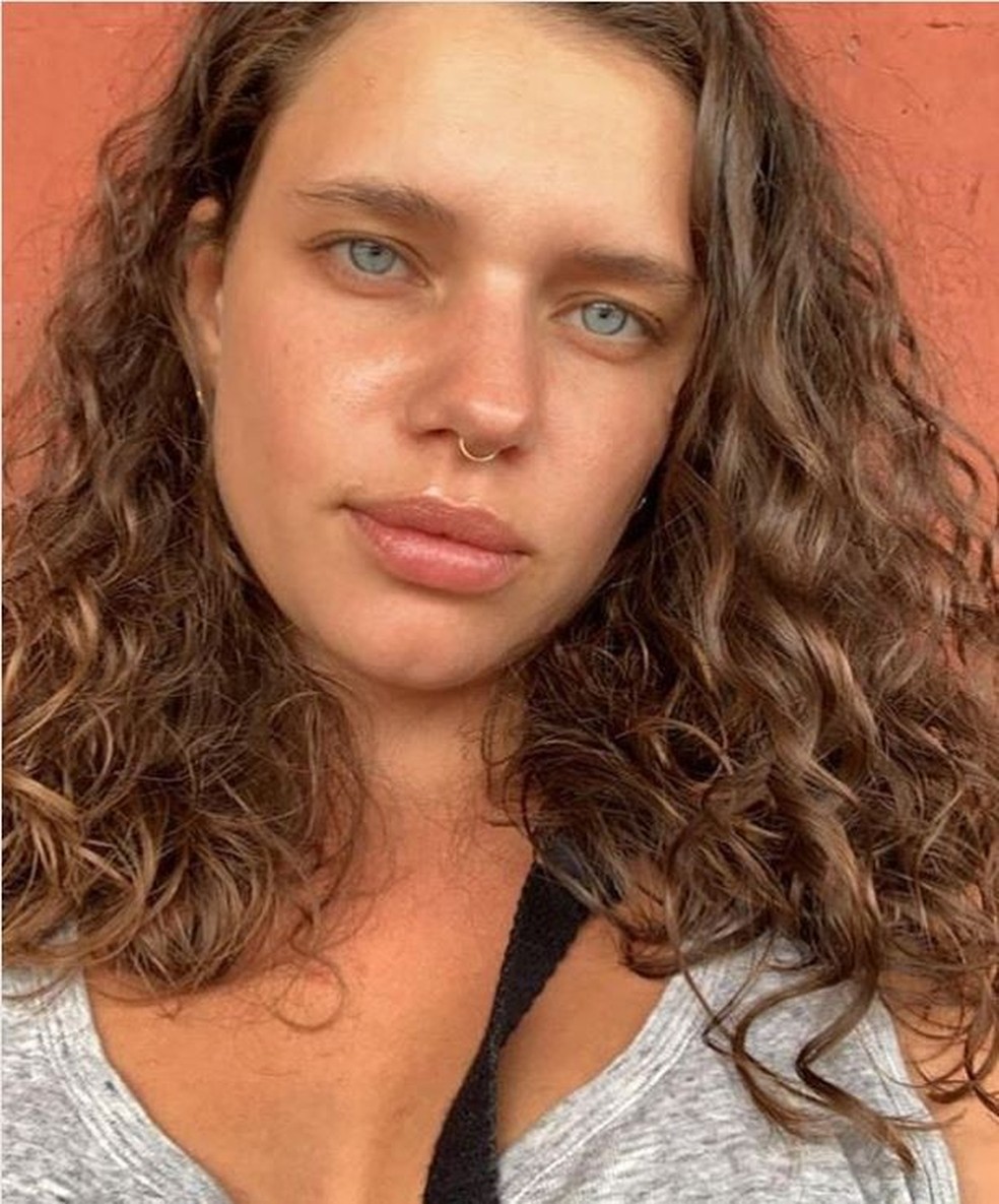 Bruna Linzmeyer começa a semana sem make