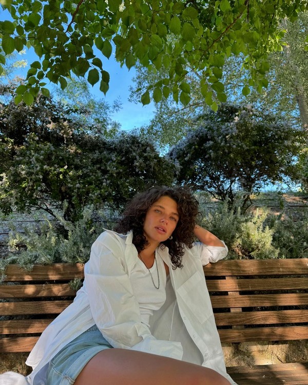 Bruna Linzmeyer abre álbum de fotos em meio a natureza: 'Deusa'