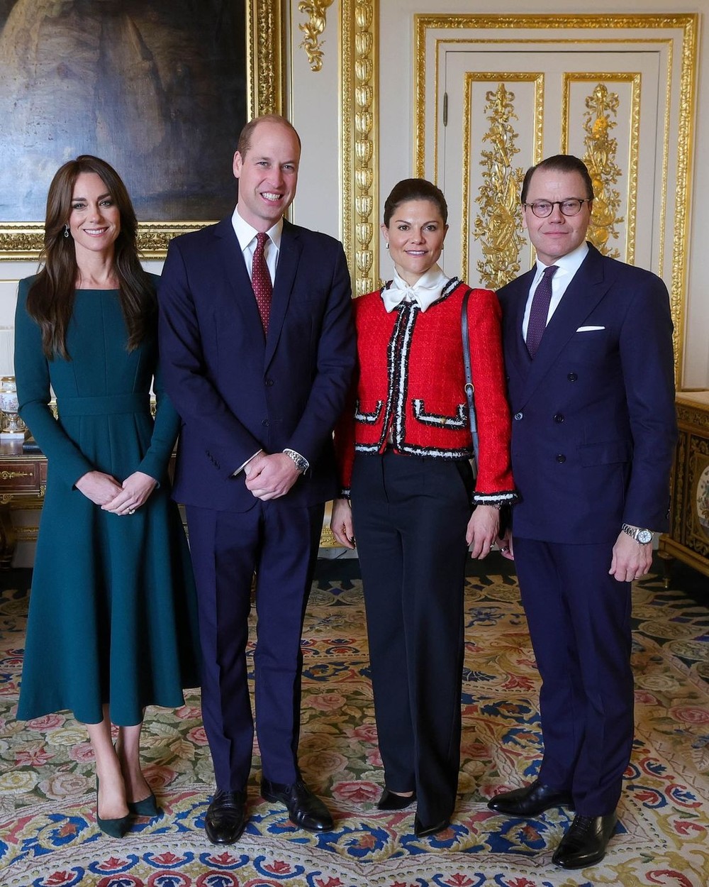 Kate Middleton ama tanto esse vestido que tem quatro cores desse modelo