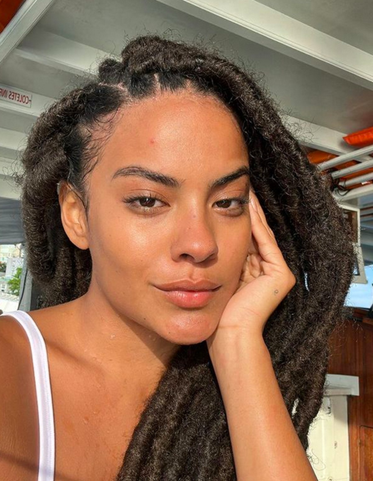 Bella Campos encanta fãs com beleza natural em clique na Bahia ...