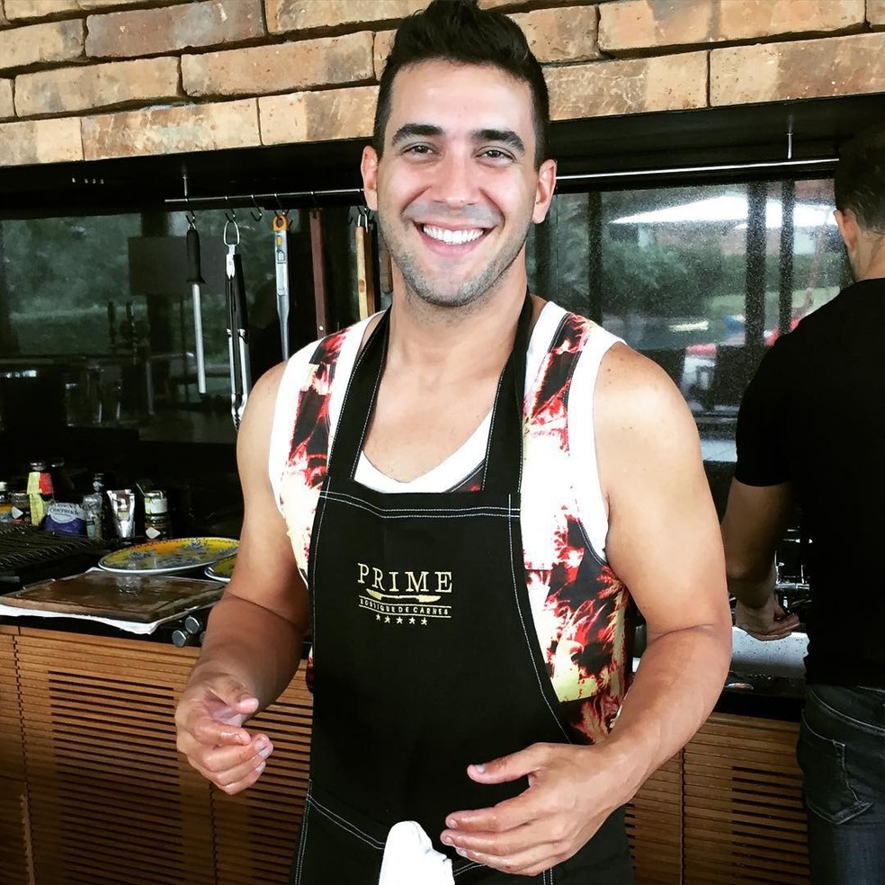 André Marques vira churrasqueiro em bday e leva cantada de fã: 'Dá pra ...