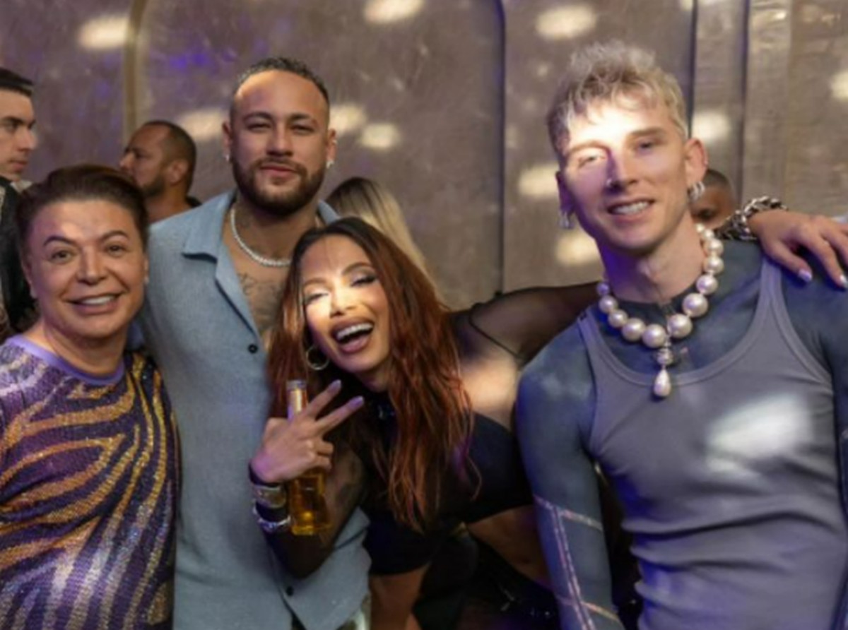 Anitta abre álbum de festa de aniversário em Miami: 'Cai no chão com a ...