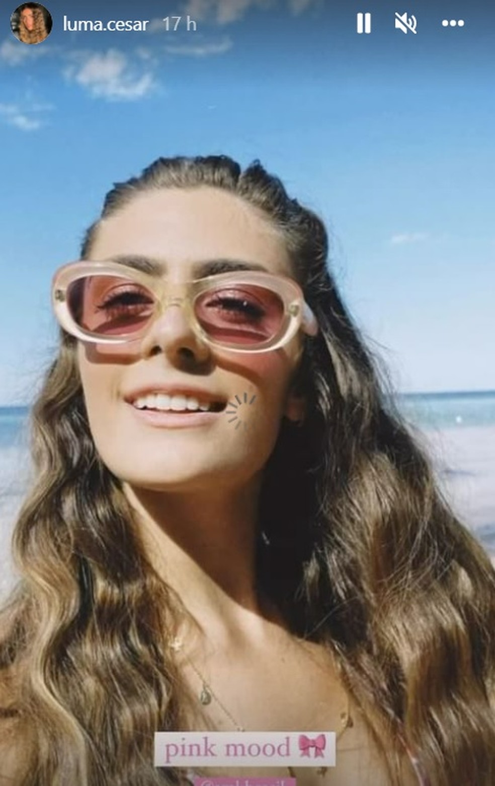 Filha de Cesar Filho e Elaine Mickely chama atenção em cliques na Jamaica