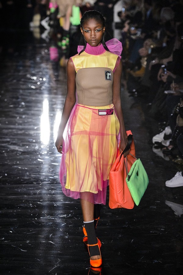 Prada e Gucci apostam que nós vamos sair com duas bolsas em breve