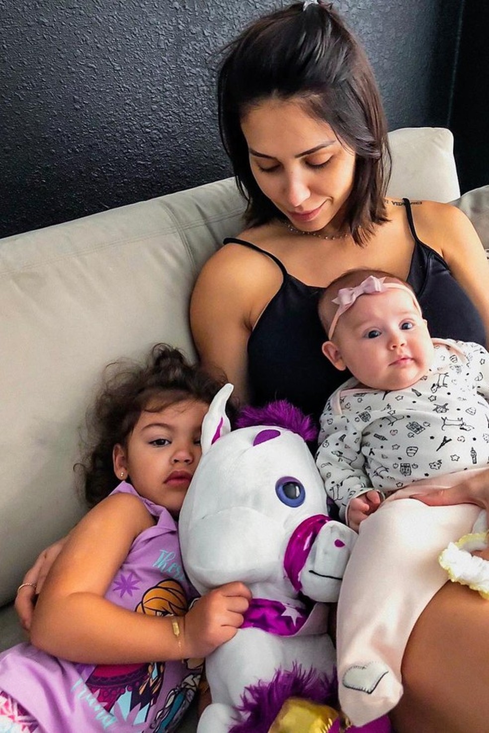 Bella Falconi posa com as filhas e diz: 'Maternidade real'