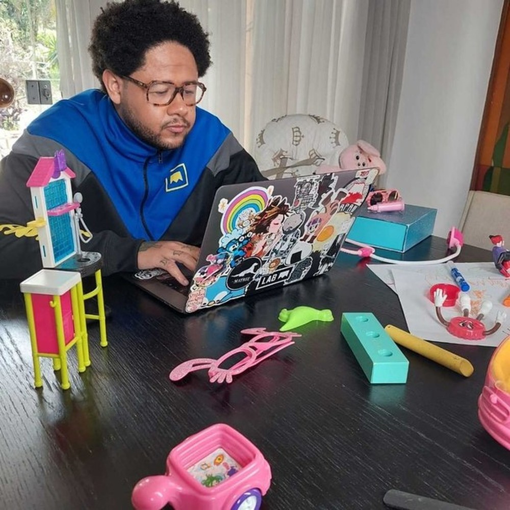 Emicida mostra trabalho em meio aos brinquedos da filha