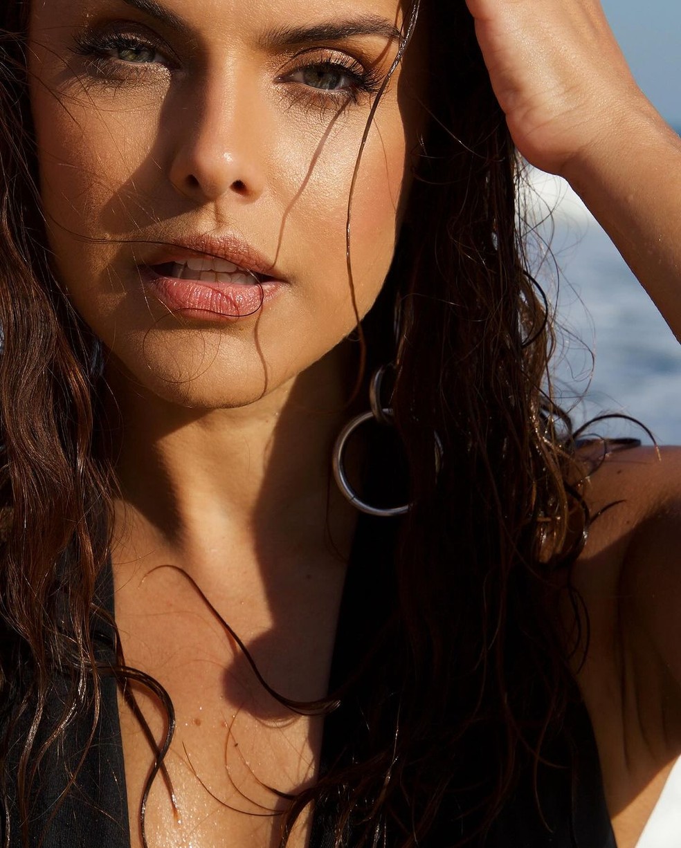 Paloma Bernardi posa para fotos na praia e recebe enxurrada de elogios: 'deusa'