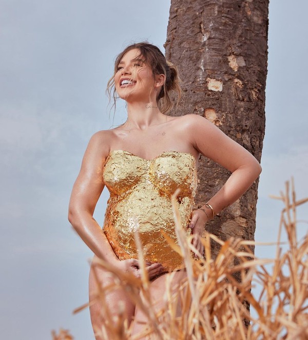 Em novas fotos, Virgínia Fonseca posa poderosa de dourado em reta final da gravidez