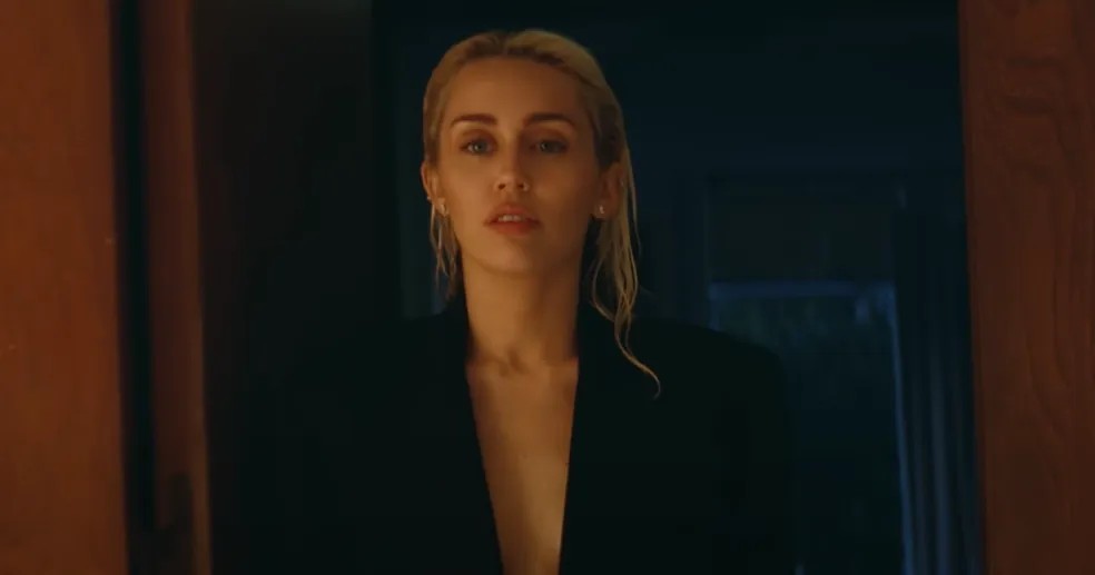 'Flowers': entenda os easter eggs do novo clipe de Miley Cyrus