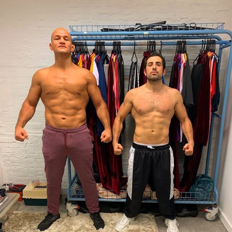 Kaysar Dadour posa sem camisa ao lado de Junior Cigano