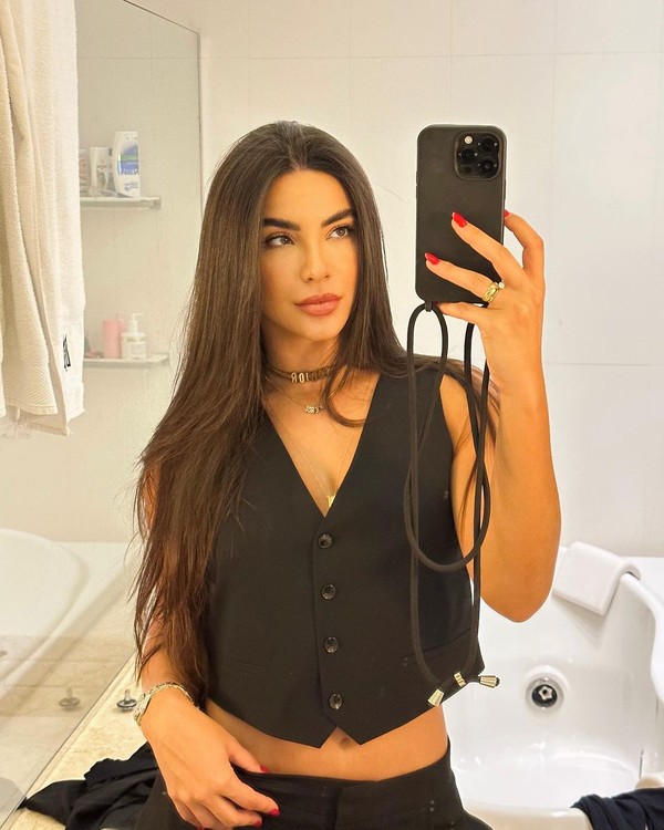 Gabriela Versiani abre cliques em clima de romance com Murilo Huff