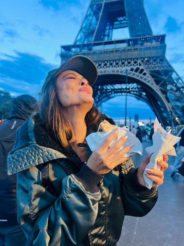 Juliana Paes se diverte na Torre Eiffel após desembarcar em Paris