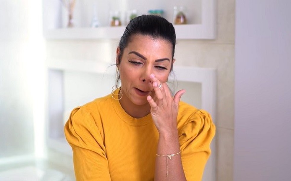 Evelyn Regly se emociona ao falar de abusos que sofreu na infância