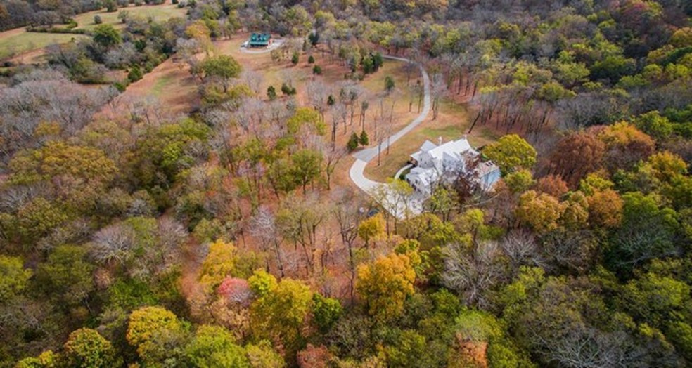 Miley Cyrus compra mansão no Tennessee por R$ 18 milhões