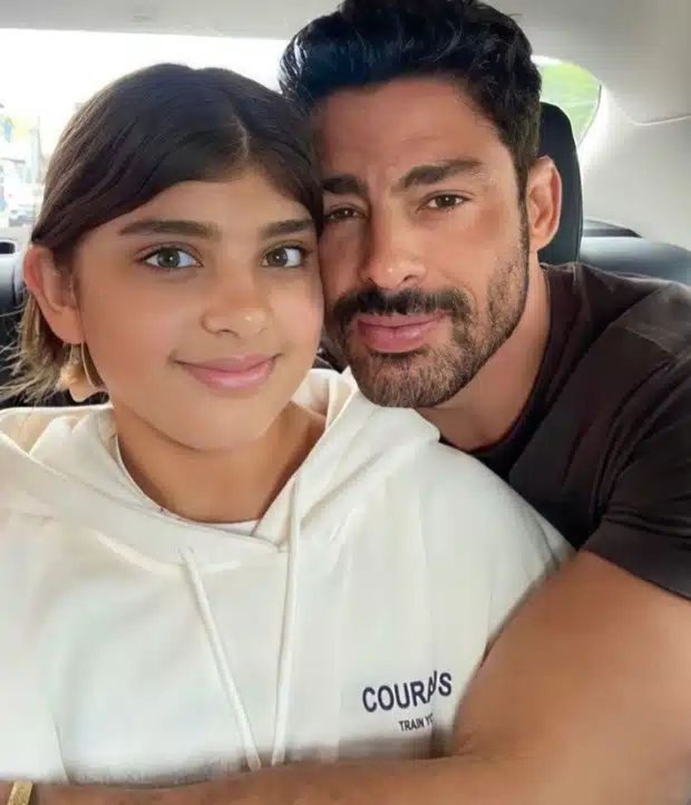 Cauã Reymond posta clique inédito com a filha e impressiona fãs: 'Cresceu'