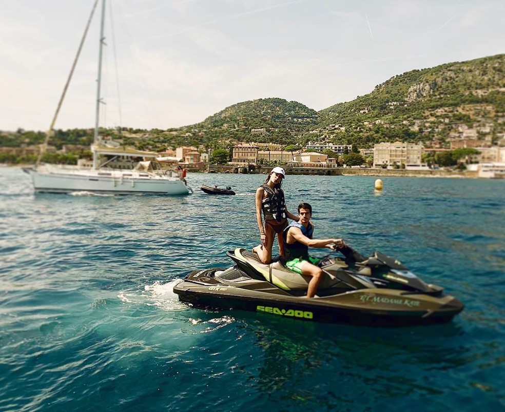 Na França, Enzo Celulari pilota jet ski e leva a namorada na garupa