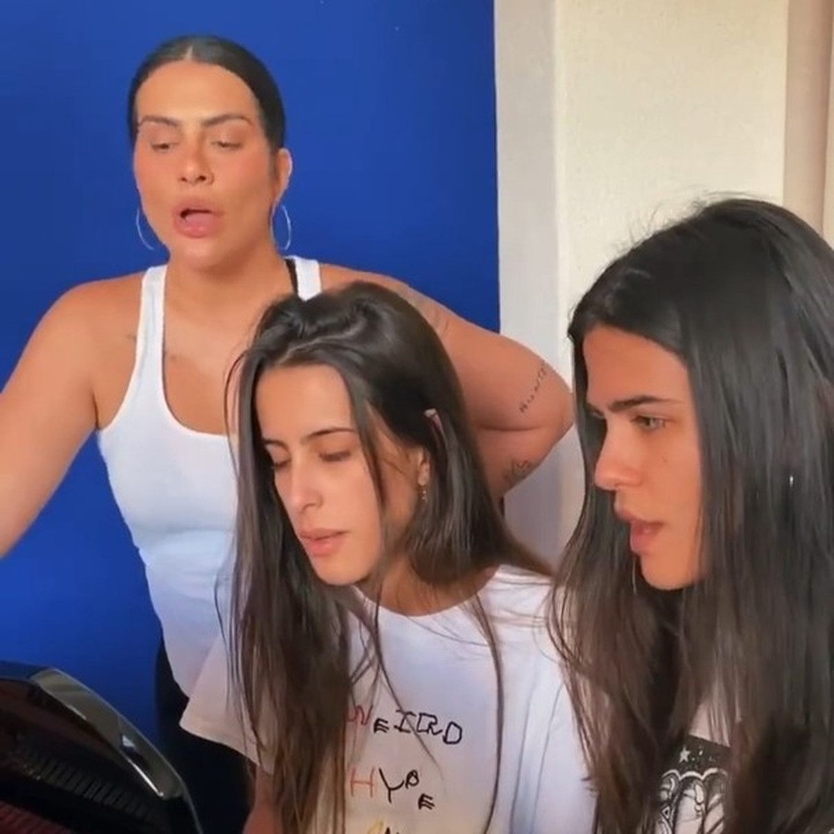 Cleo publica vídeo cantando com irmãs, Antônia e Ana Morais
