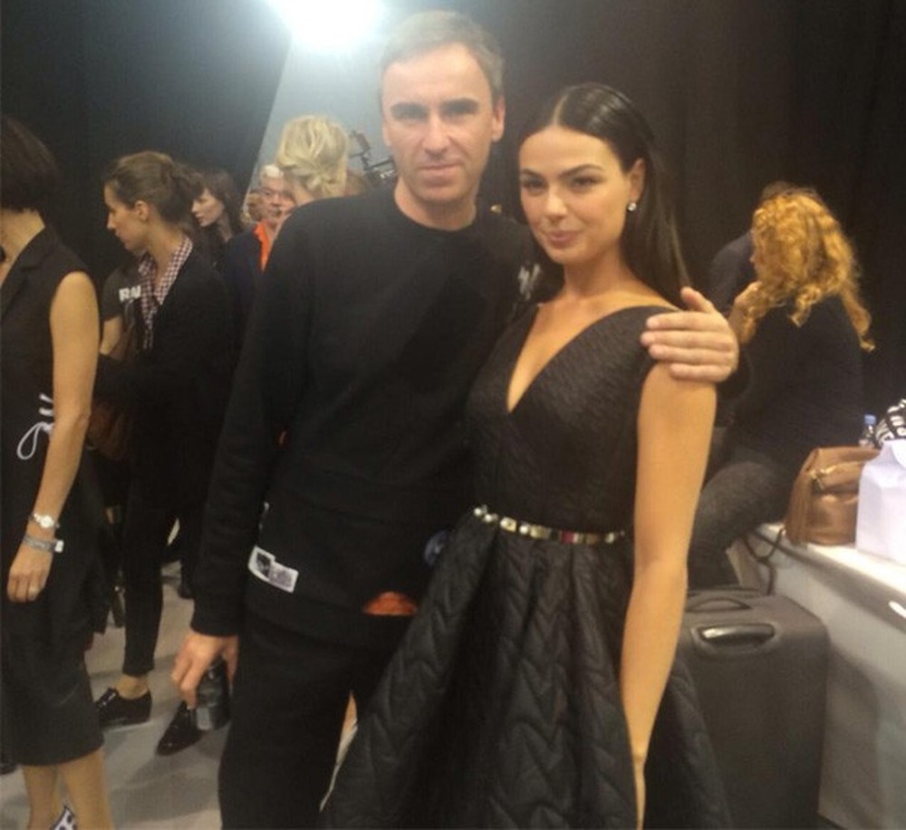 Isis Valverde arrasa na Semana de Moda de Paris