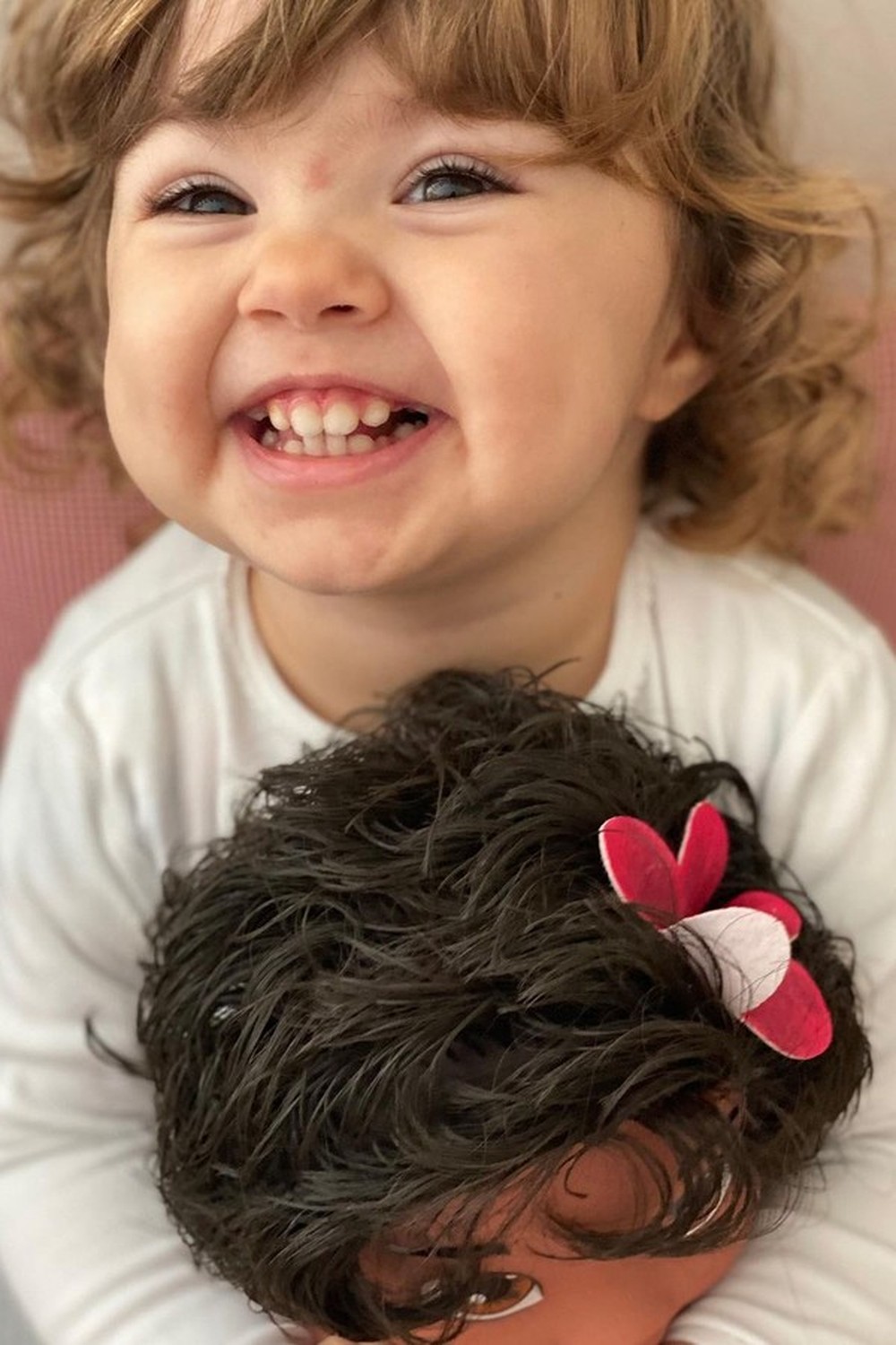 Clara Maria encanta em série de cliques e ganha elogios de famosos