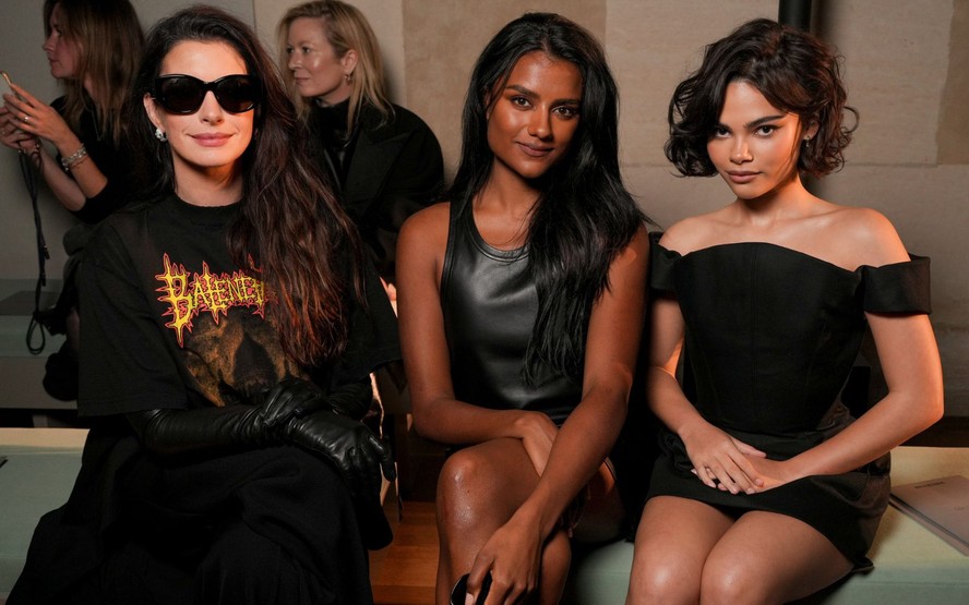 Semana de moda de Paris: Anne Hathaway, Simone Ashley e mais assistem a ...