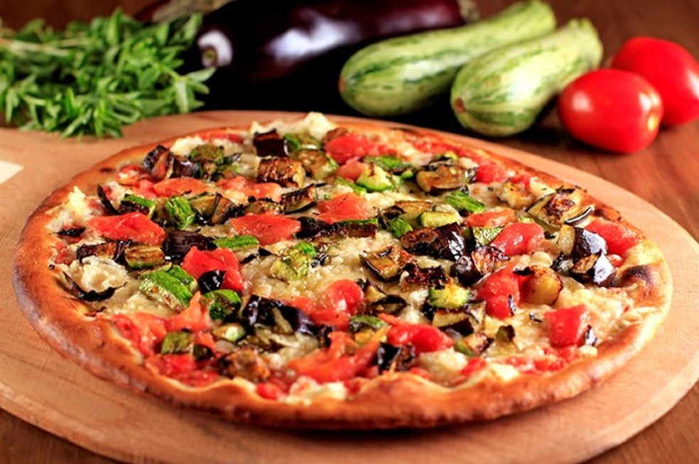 Pizza Vegana é opção saudável e deliciosa. Faça em sete passos!