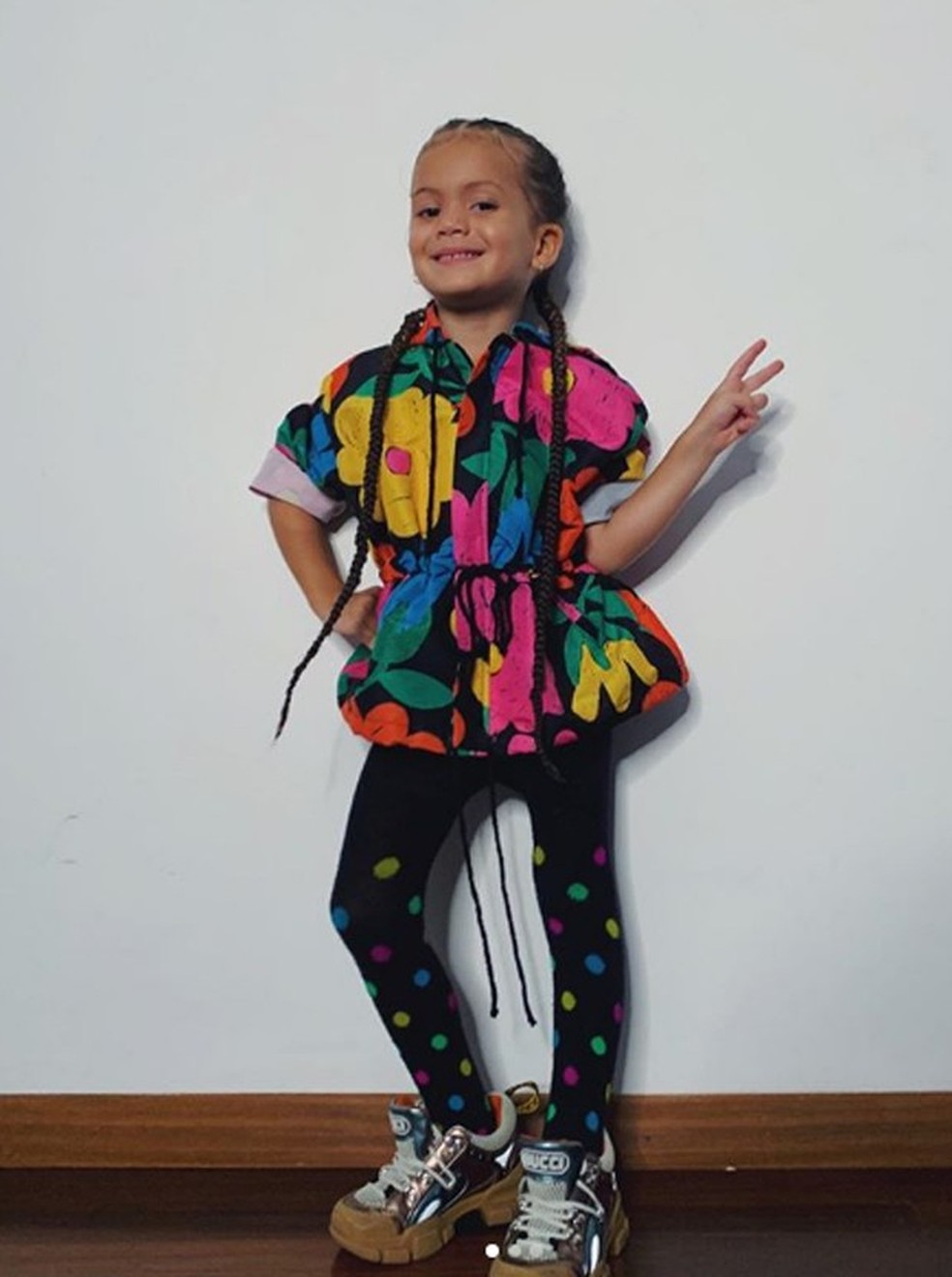 Sol de Maria, neta de Preta Gil, se diverte com look grifado de R$ 12 mil