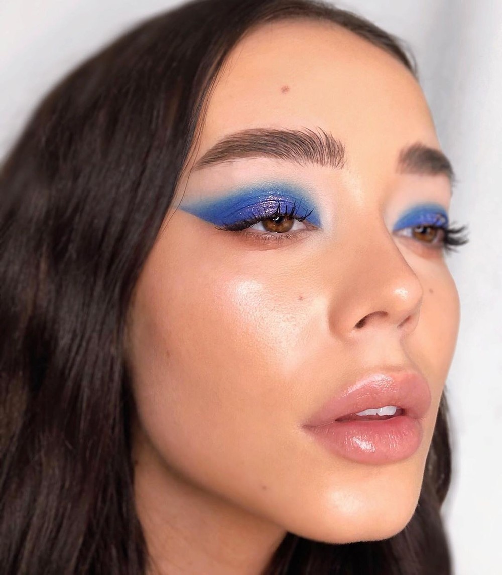 Classic Blue: como usar a cor de 2020 na maquiagem e nas unhas