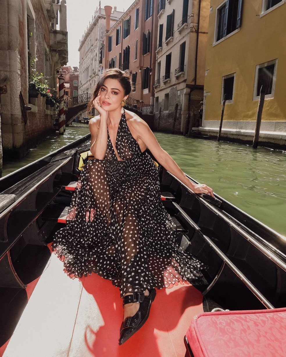 Juliana Paes ousa com decote em vestido grifado durante passeio de ...