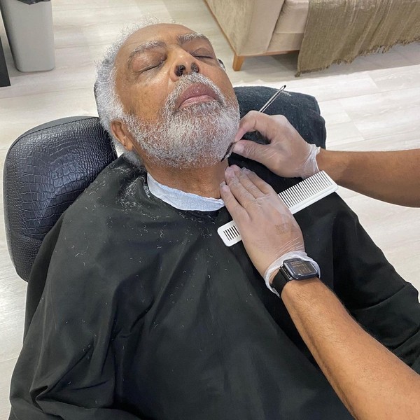 Gil faz a barba e Tais Araújo dispara: 'Está lindo demais'