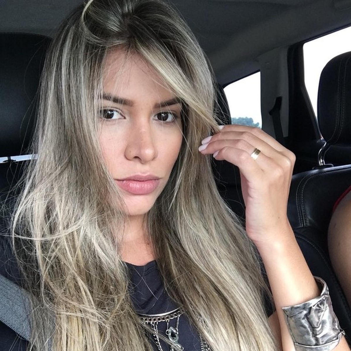 Adriana Sant'Anna confirma sucesso internacional com legenda em inglês
