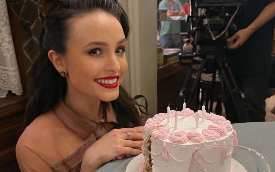 Larissa Manoela abre álbum de fotos e mostra bastidores de 'Êta Mundo Melhor'