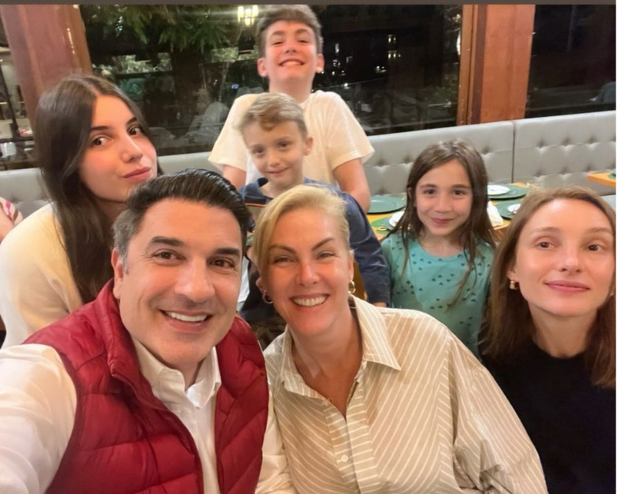 Ana Hickmann posta foto em família com Edu Guedes
