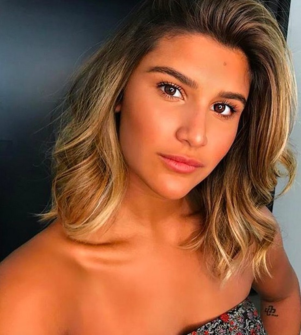 Giulia Costa muda o visual e fãs comentam: 'Ficou a cara da mãe'