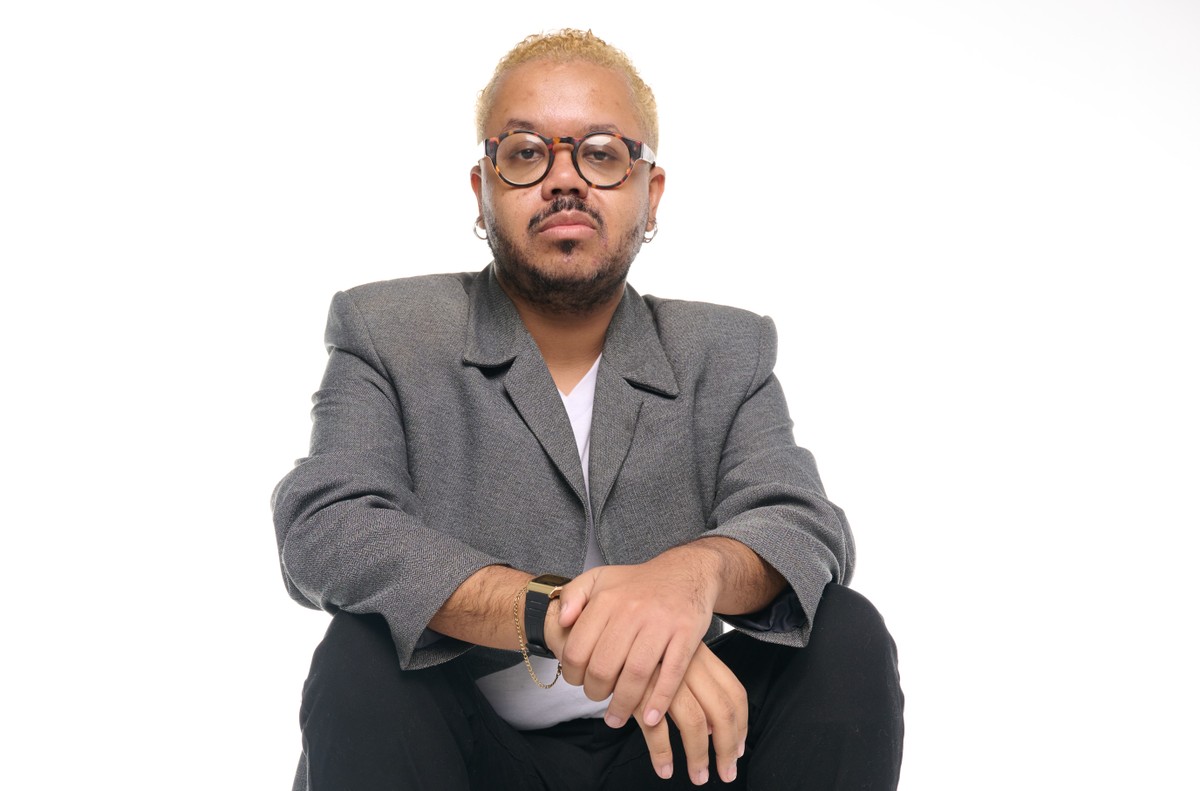 Djavan, shape leve e arquitetura marcam desfile de Rafael Silvério na USP