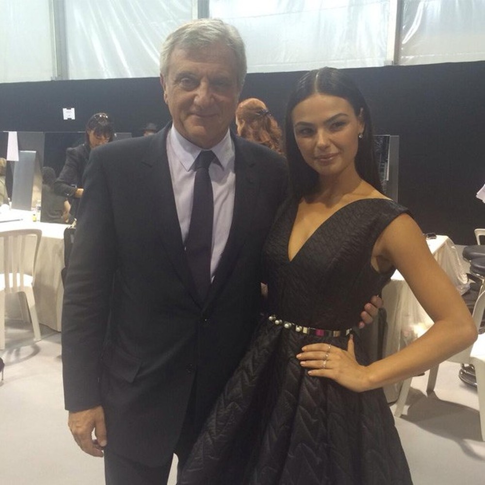 Isis Valverde arrasa na Semana de Moda de Paris