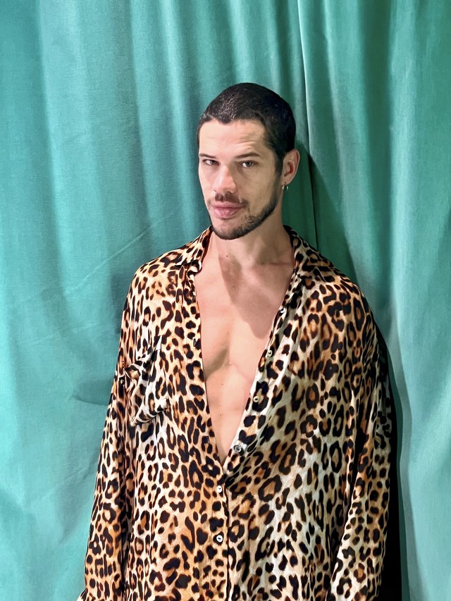 José Loreto atrai todos os flashes de sunga em sua estreia no SPFW