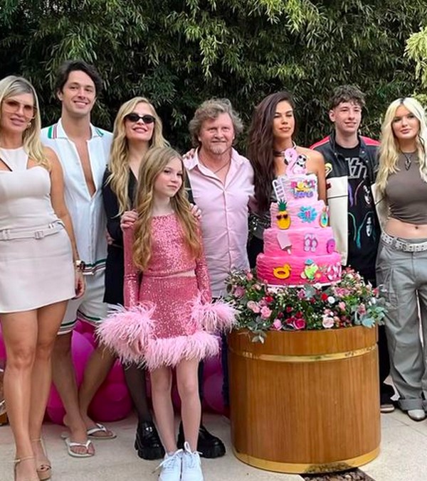 Sofia Gerloff ganha carinho da irmã Luisa Sonza ao comemorar aniversário; assista vídeo da festa