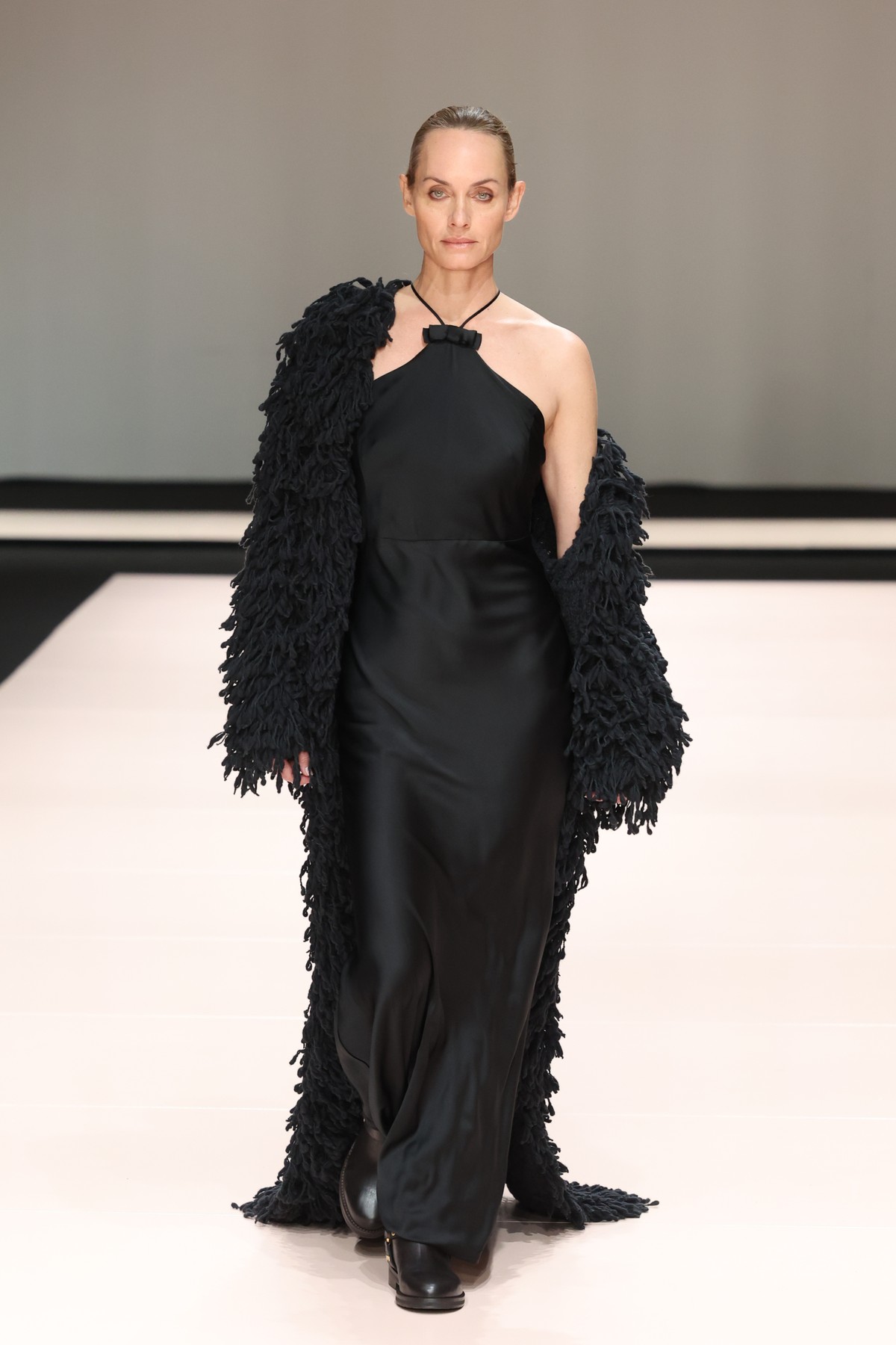 Mfw Amber Valletta Desfila Na Semana De Moda De Milao