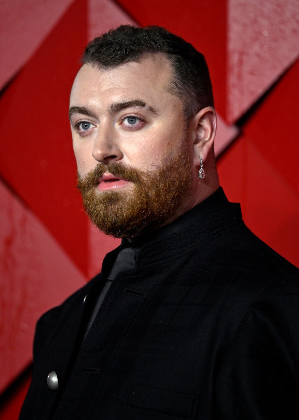 Fashion Awards 2023: Sam Smith usa salto altíssimo no red carpet