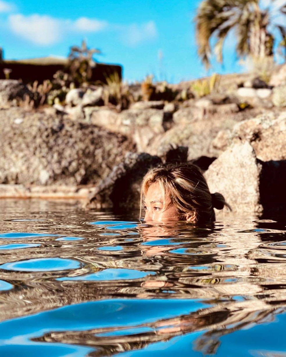 Danni Suzuki curte dia ensolado no Uruguai