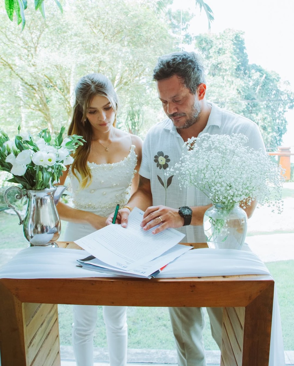 Isabella Santoni celebra um ano de casamento com Henrique Blecher e ...