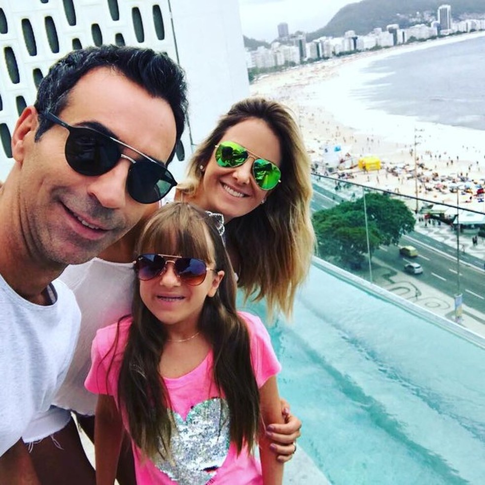 Ticiane Pinheiro posa com pantufas de George e Barbara Bush e Rafa ...