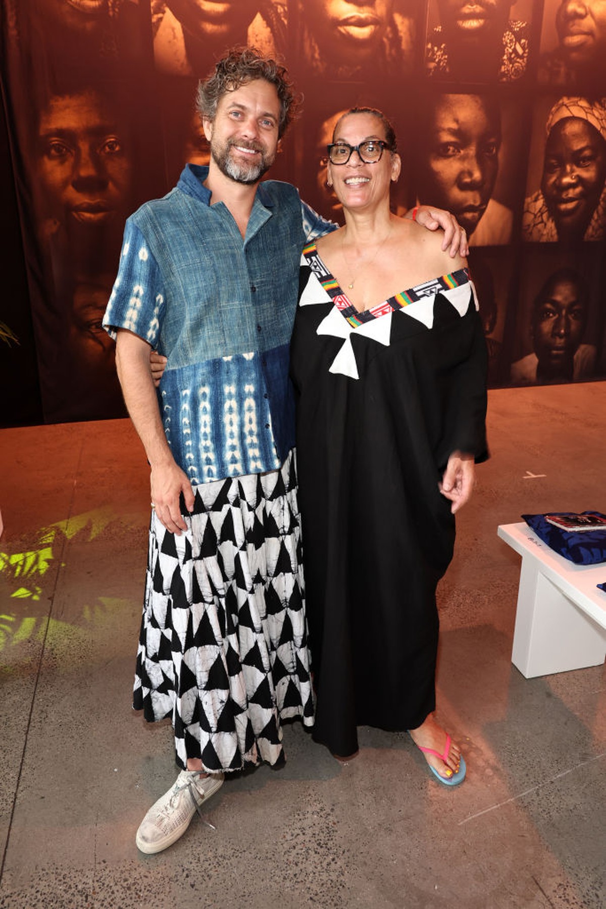 Joshua Jackson aposta em saia para desfile na semana de moda de NY