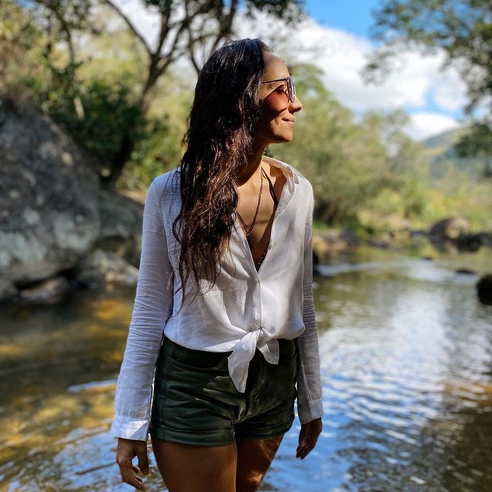 Em pousada, Maria Maya faz foto em meio à natureza