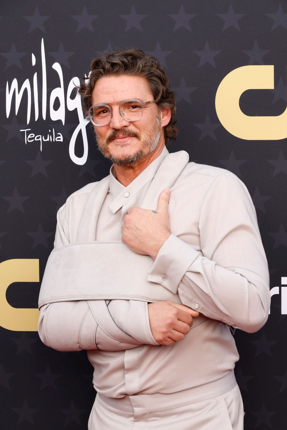 Critics Choice Awards 2024: Pedro Pascal chega com tipoia combinando ...
