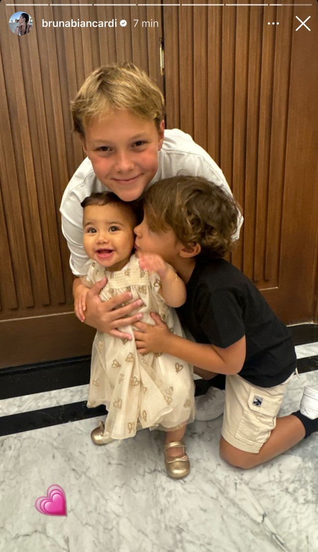 Bruna Biancardi encanta ao mostrar Mavie com David e Valentim