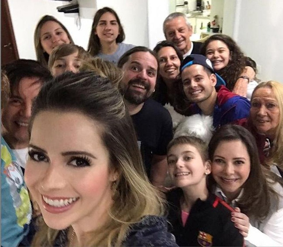 Filho de Sandy aparece grandão no colo de Xororó em clique