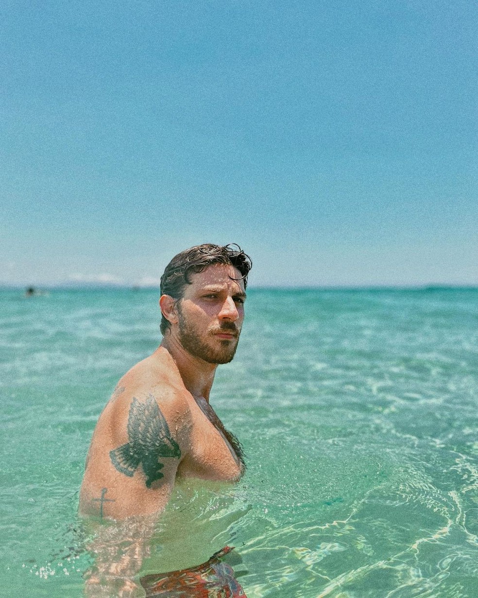 Chay posta sequência de fotos no mar e brinca com música do momento ...