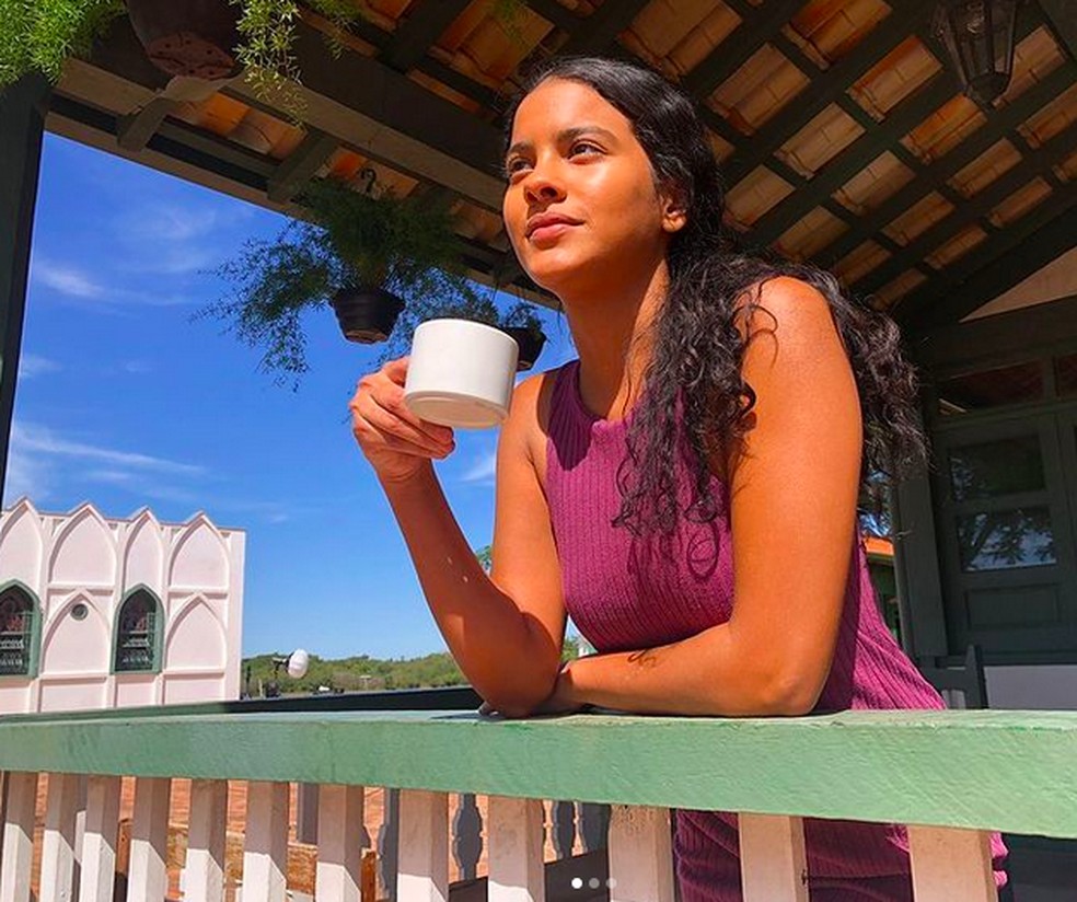 Bella Campos aparece com os fios lisos e superproduzida: 'Quem é essa ...