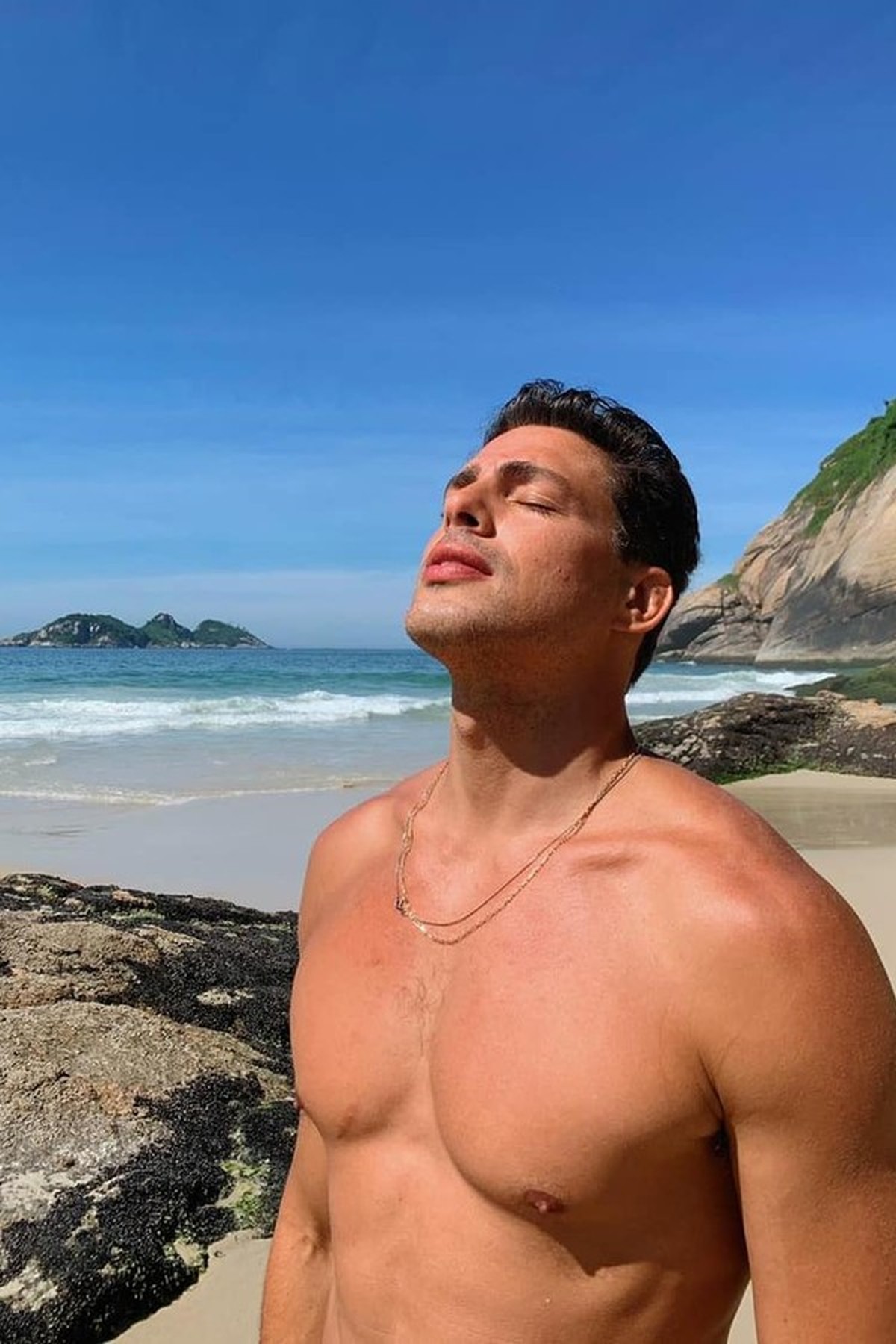 Cauã Reymond aproveita manhã de segunda-feira na praia